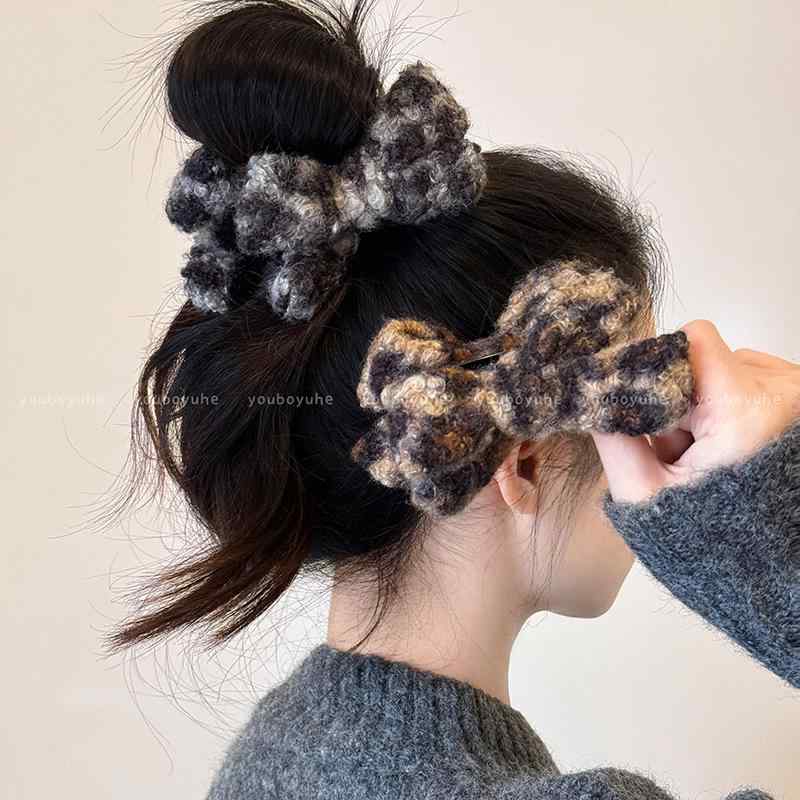 ・カテゴリ: ヘアアクセサリー・種類: ツイストクリップ・主な素材: プラッシュ・柄: 豹柄・スタイル: 爽やかスイート・カラー展開: グレー、ブラウン