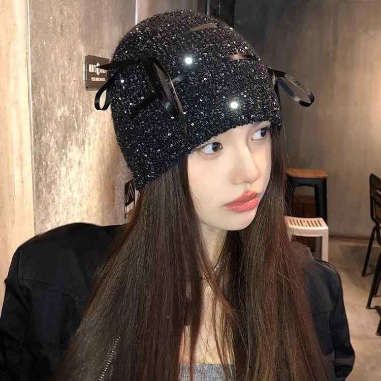 ・製品カテゴリ: ニット帽・トップスタイル: ラウンドトップ・ブリムスタイル: つばなし・カラー: リボン、ブラック、パールリボン、フラワー・機能: 保温・主生地構成比: 81%〜95%・スタイル: インスタ風、クール、甘辛・生地名: 綿混...