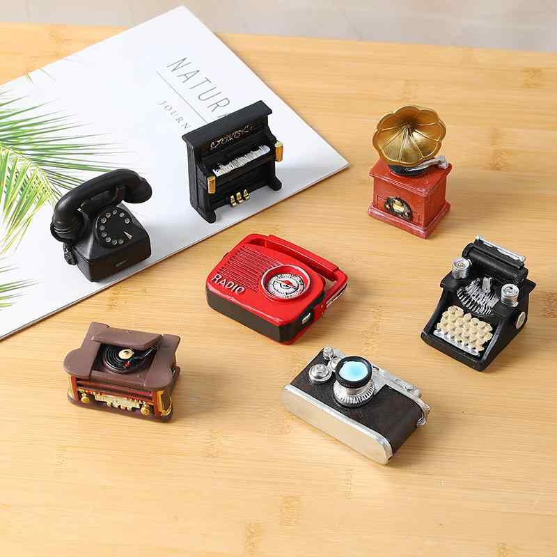 ・カテゴリ: 樹脂工芸品・素材: 樹脂・スタイル: かわいい系・デザイン展開: タイプライター、レトロピアノ、電話機、プレーヤー、ラジオ、蓄音機、カメラ