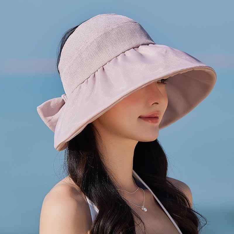 ・カテゴリ: 遮陽帽・流行要素: 蝶結び・帽頂スタイル: 無頂・帽ひさしスタイル: 大つば・カラー展開: ピンク、カーキ、ブラック、オフホワイト、ブラウン・サイズ展開: 調節可能 (55-59cm)・機能: 日焼け防止、通気性、遮光・スタイ...