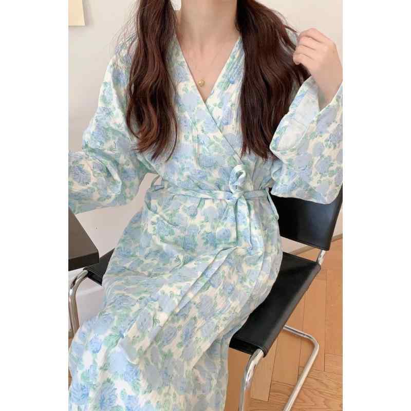 ・主な素材: 綿80-90%・柄: プリント・スタイル: シンプル・ネックライン: 無領・カラー展開: 藍花、粉花・サイズ展開: 均码・対象: 青年女性・生地厚: 適中(181-200g/m²)