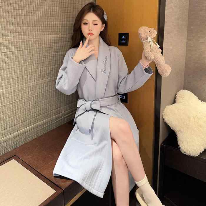 ・主な素材: 綿50-70%・厚さ: 適中(181-200g/平方メートル)・スタイル: 日系・ネックライン: Vネック・カラー展開: ブルーグレー、ダークグリーン、ピンク、アプリコット・サイズ展開: M、L、XL、XXL