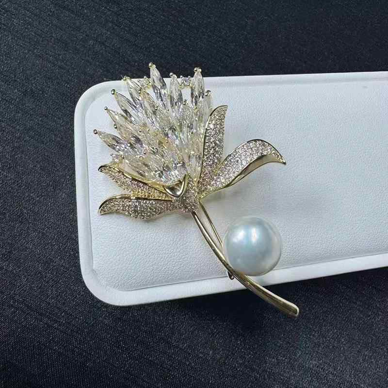 ・カテゴリ: 胸針・素材: 亜鉛合金・形状: 花モチーフ・加工: メッキ・カラー展開: 金白色、銀白色・柄: 葫芦、百合、郁金香、玫瑰花、花朵、山茶花、仙人掌、麦穗、花瓣、樹、蓮蓬、紅豆、向日葵、三つ葉草・スタイル: 韓国風・スタイル分類:...