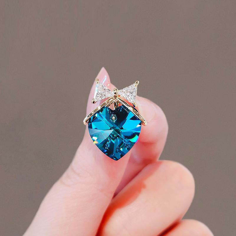 ・カテゴリ: 胸針・主な素材: 合金・デザイン: 花モチーフ・加工: メッキ・カラー: ブルーハート・スタイル: ナチュラル・対象: 女性・流行要素: 花びら