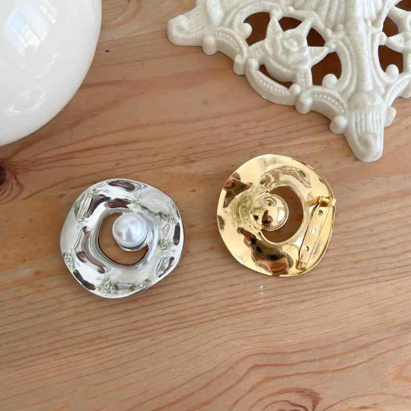 ・カテゴリ: 胸針・スタイル: シンプル・素材: ステンレス・形状: 菱形・加工: メッキ・カラー展開: ゴールド、シルバー・対象: 女性用・デザイン要素: 幾何学