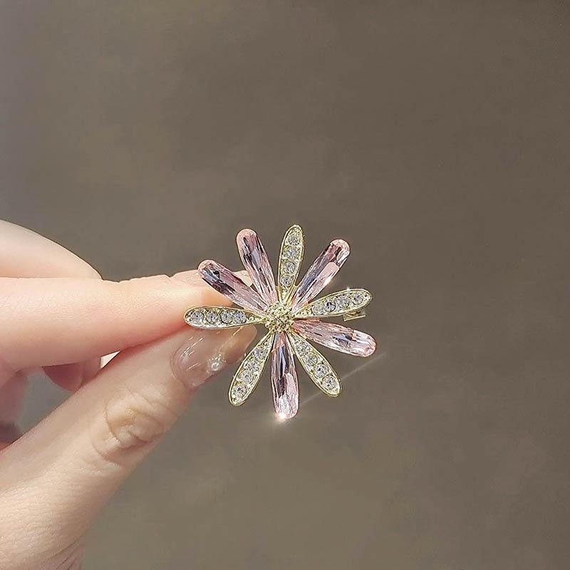 ・カテゴリ: ブローチ・主な素材: 合金・デザイン: 花・加工: 電鍍・カラー: 雛菊・流行要素: 非対称・機能: 調整・スタイル: ナチュラル・対象: 女性・流行要素分類: 植物花卉