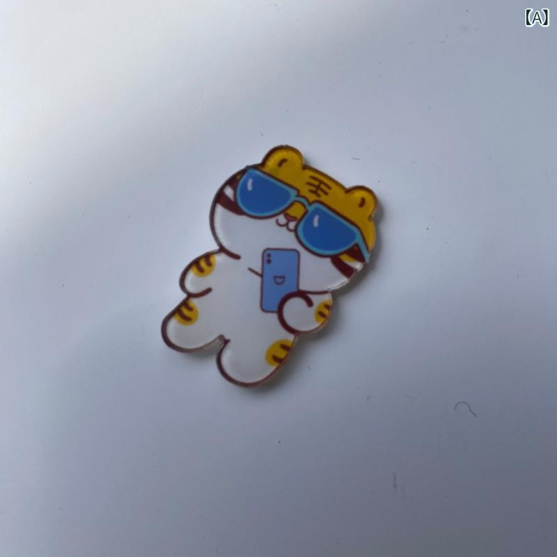 ・素材: アクリル・対象: 女性・形状: ドール・種類: ブローチ・スタイル: カートゥーン・スタイル分類: 清新甘美・機能: 装飾・流行元素: 小虎・流行元素分類: 動物