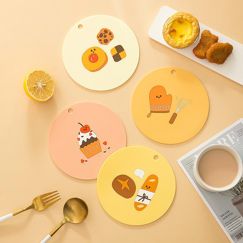 ・素材: PVC・柄: キャラクター・形状: 円形・カラー展開: バゲット、ケーキ、泡立て器、クッキー