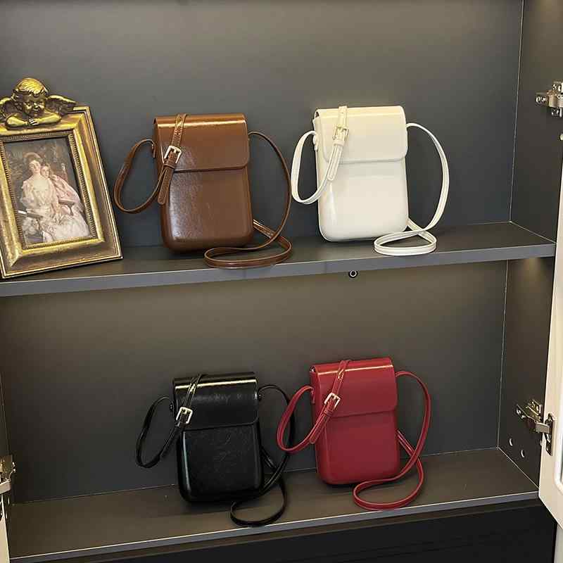 ・カラー展開: ブラック、ブラウン、レッド、ホワイト・スタイル: ストリート・主な素材: PU・種類: 斜めがけバッグ・サイズ: 小・装飾: ステッチ・裏地: 合成革・形状: 縦型スクエア・開閉方式: マグネット・内部構造: カードポケット...