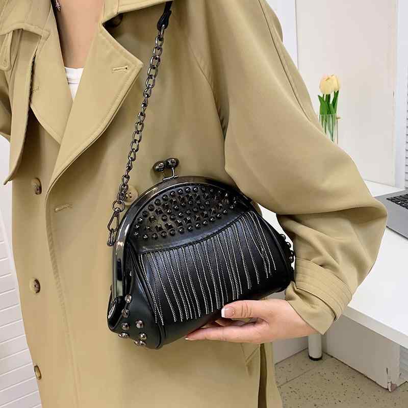 ・カラー展開: ブラック、ホワイト、グリーン、ブルー、ピンク、シルバー・スタイル: ビジネス通勤・主な素材: PU・タイプ: サドルバッグ・サイズ: 中・装飾: スタッド、チェーン・裏地: ポリエステル・形状: 楕円形・開閉方式: ホック・...