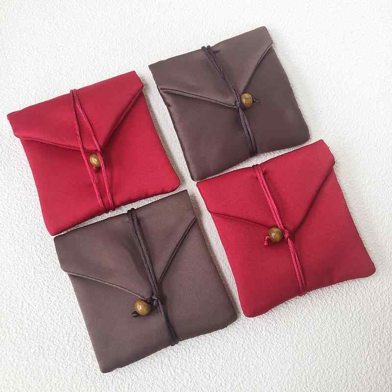 ・主な素材: 布・カラー展開: コーヒー色、赤・サイズ: 9×9.5cm・用途: アクセサリー収納