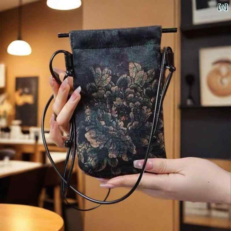 ・カテゴリ: スマホポーチ・スタイル: 文芸国風・主な素材: ナイロン・形状: 縦型方形・開閉方式: 開口・内装: パスポートポケット・対象性別: 女性・装飾: ステッチ・カラー展開: 藏青色墨韻天香牡丹、黒色柿柿如意・使用シーン: 日常