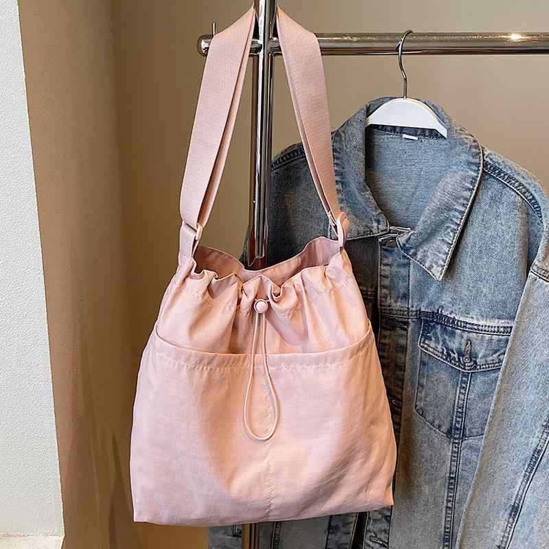 ・カラー展開: オフホワイト、ブラック、カーキ、グリーン、ダークブルー、ライトピンク・スタイル: 爽やかスイート・主な素材: ナイロン・サイズ: 大・形状: 縦型方形・開閉: マグネット・内部構造: スマホポケット、カードポケット・外ポケッ...
