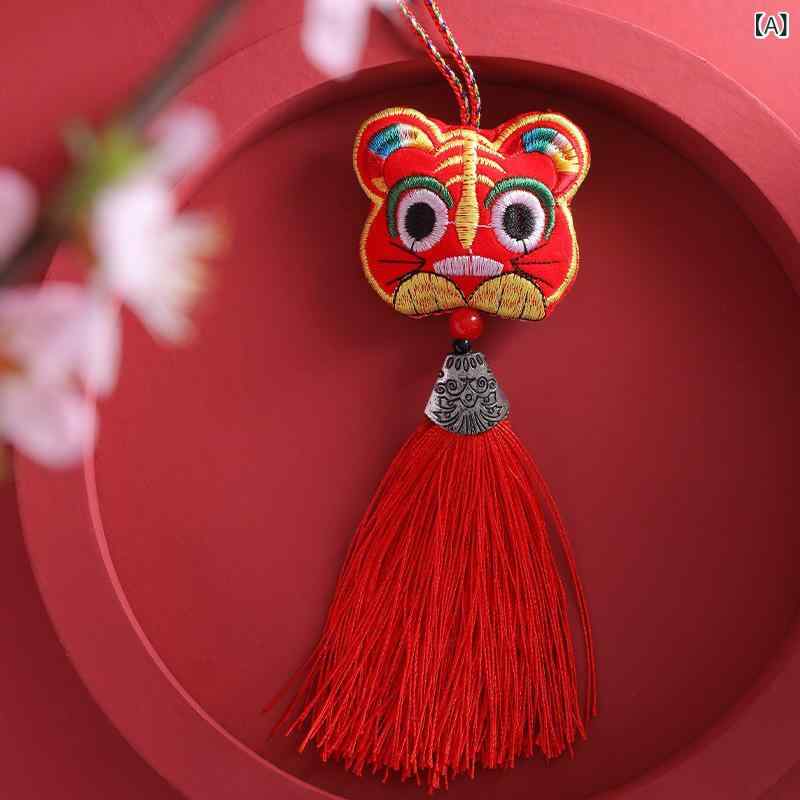 ・主な素材: 紐・加工: 手刺繍・スタイル: 新中式・柄: 福字、醒獅、長命鎖、吉祥模様、平安鎖、如意鎖・カラー展開: 流蘇虎頭、鈴流蘇虎頭、鈴虎、鈴平安鎖、鈴長命平安鎖、流蘇長命平安鎖、醒獅