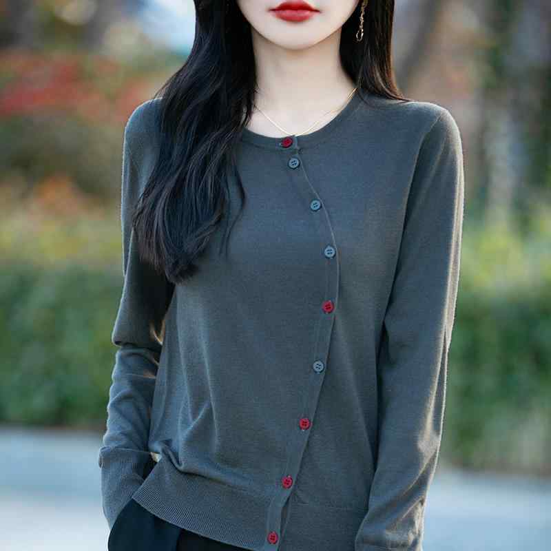 ・主な素材: 上質ウール (30～50%)・柄: 無地・厚さ: 普通・形式: 単品・スタイル: カーディガン・フィット: レギュラー・袖タイプ: レギュラー・ネックライン: ラウンドネック・袖丈: 長袖・デザイン要素: ボタン・着丈: 普通...