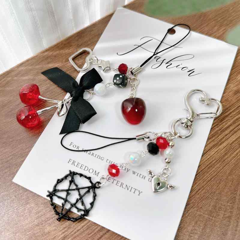 ・スタイル: 甜酷風・種類: バッグチャーム・素材: 亜鉛合金・加工技術: 電気メッキ・柄: フルーツ・デザイン要素: イチゴ、サクランボ・スタイル分類: 個性派トレンド・デザイン要素分類: フルーツ、食品・カラー展開: ブラック五つ星、リ...