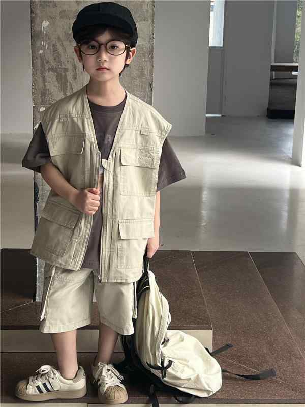 ・カテゴリ: 子供用ベスト・スタイル: カジュアル・主な素材: 綿 98%・素材加工: 柔軟処理・ネックライン: フードなし・カラー展開: カーキ・サイズ展開: 100cm、110cm、120cm、130cm、140cm、150cm、160...