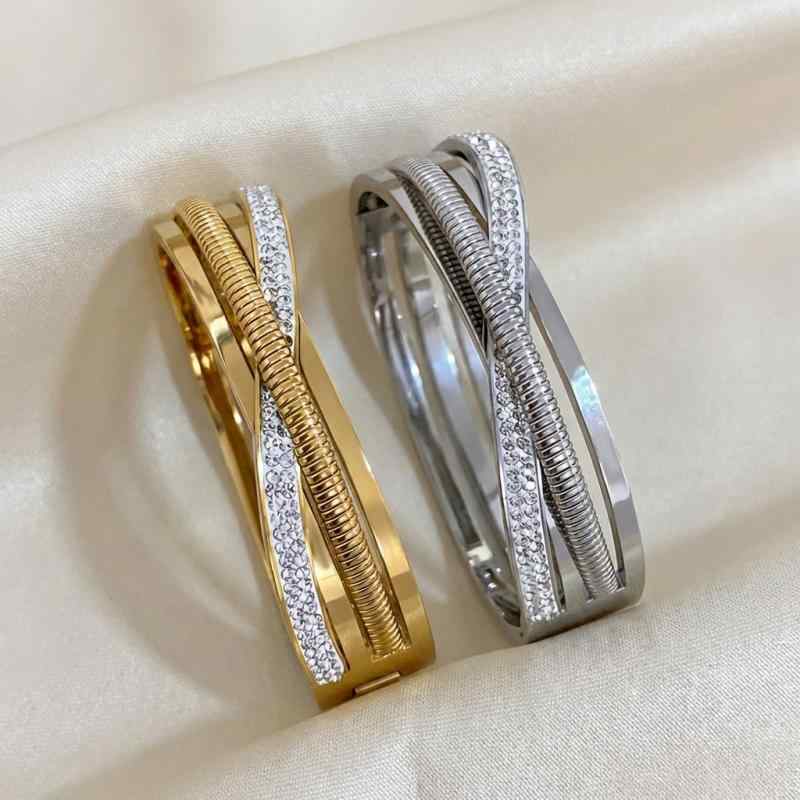 ・カテゴリ: 手飾、飾品・主な素材: チタン鋼・処理プロセス: 電気メッキ・カラー展開: ゴールド、シルバー・デザイン要素: リング、幾何学・スタイル: スタイル、ファッション通勤・重量: 約25g