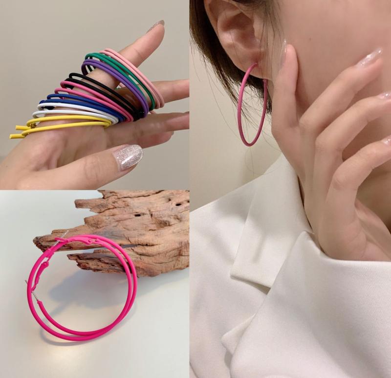 ・素材: 合金・デザイン: 幾何学型・処理技術: 焼き付け塗装・カラー展開: グリーン、マゼンタ、ライトピンク、パープル、イエロー、ホワイト、ブルー、ホワイトK・カテゴリ: 耳飾りりり