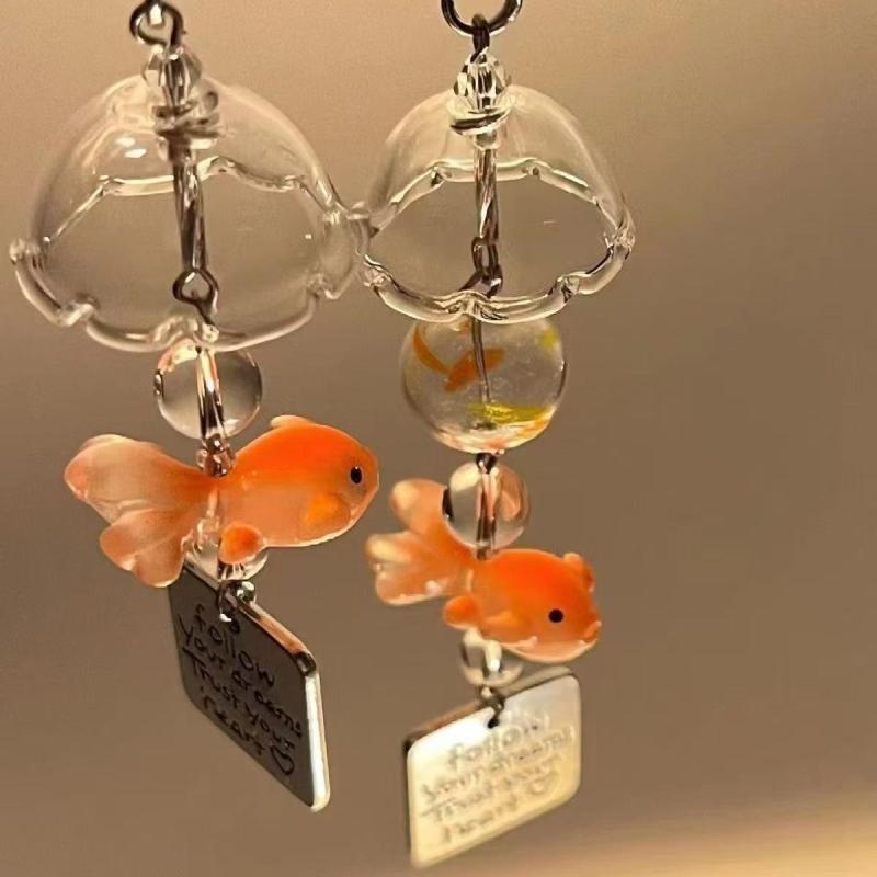 ・処理方法: 半業・素材: プラスチック、樹脂・カラー展開: カラフルビーズ金魚チャーム、ホワイトビーズ金魚チャーム・スタイル: ファッション通勤・デザイン: キーチャーム・柄: 海洋生物・トレンド要素: 錦鯉、動物