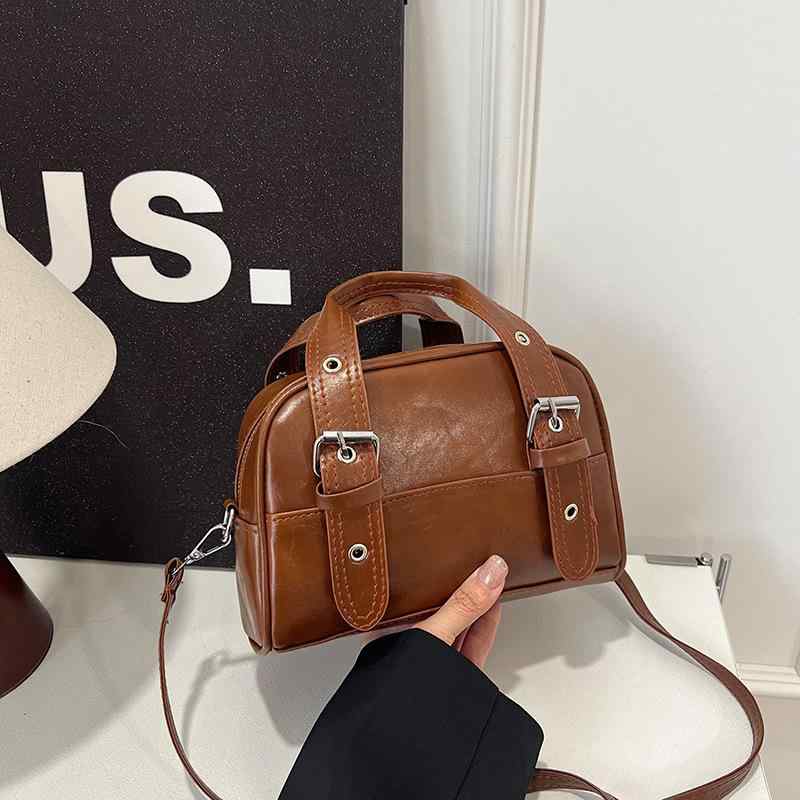 ・カラー展開: ブラック、レッド、ブラウン、コーヒーカラー・スタイル: ストリートトレンド・素材: PU・バッグの形状: 横型スクエアバッグ・サイズ: 中・デザイン要素: ステッチ・裏地素材: ポリエステル・開閉仕様: ファスナー・バッグ内...