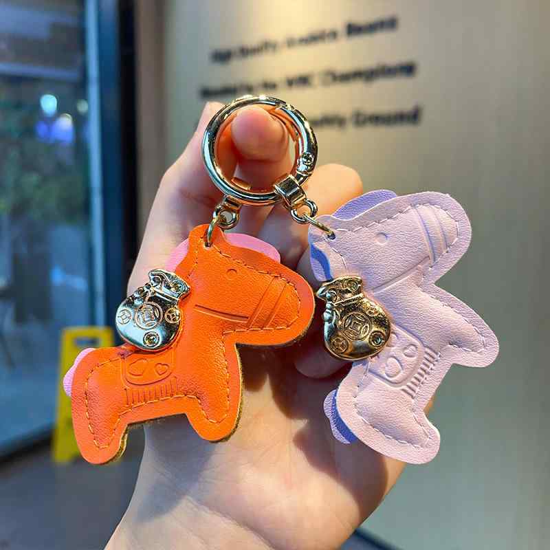 ・カテゴリ: キーホルダー・素材: 皮革・カラー展開: オレンジ、パープル、ブラウン、ダークブルー、ピンク、レッド、ライトブルー、ブラック・スタイル: 現代風シンプル