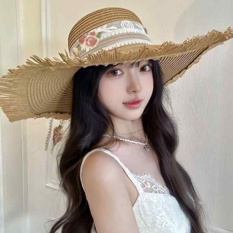 ・カテゴリ: 大沿帽・帽子の頂部スタイル: 丸型・つばのスタイル: 広つば・カラー展開: 花帯カーキ、花帯ベージュ、花帯ミルクホワイト、花帯ブラック・機能: 通気性、遮光・主な素材: アクリル・加工技術: 刺繍