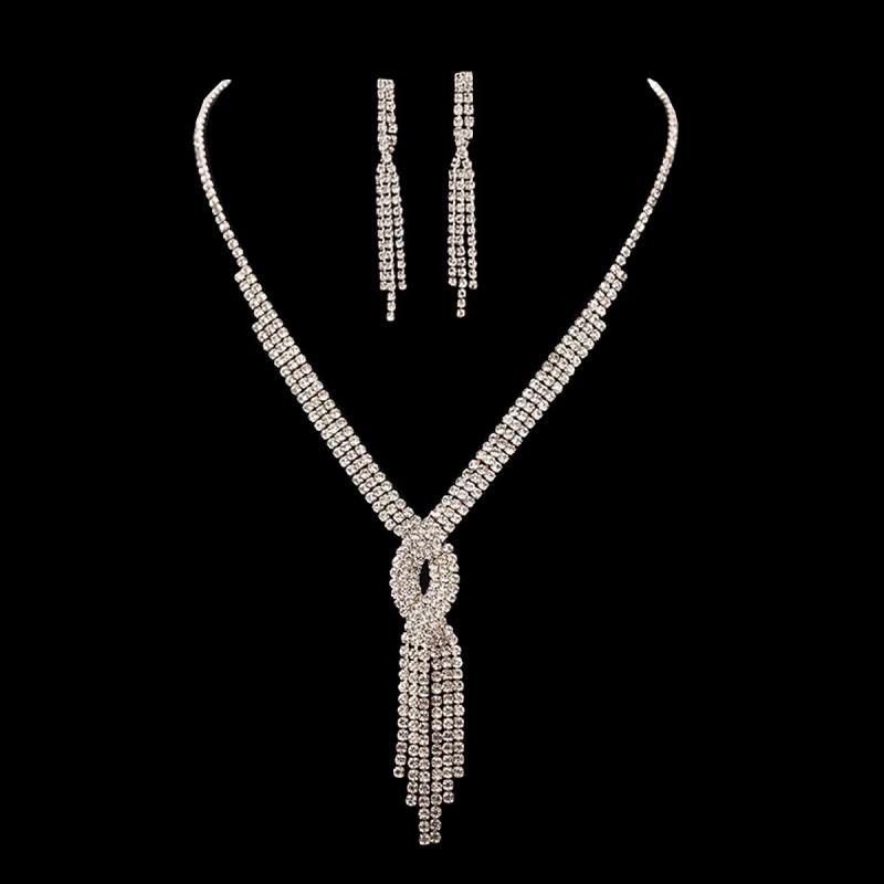 ・スタイル: 派手すぎないシンプルなストーンのロングタッセル・セット内容: イヤリング、ネックレス・チェーンの種類: チョーカー風チェーン・ペンダントトップ素材: ラインストーン・デザイン: タッセル・カラー展開: ゴールド、シルバー・カテ...