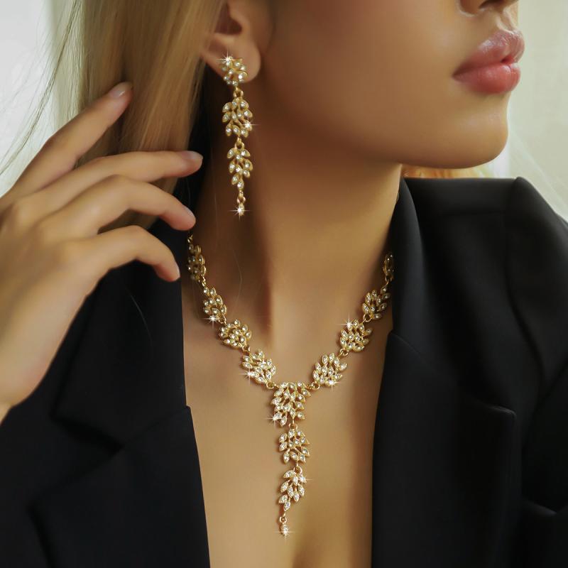 ・素材: 合金・加工技術: 電気メッキ・スタイル: アクセサリーセット・セット内容: ピアス・ネックレスセット・チェーンの種類: スタンダードチェーン・ペンダント素材: 合金・柄: 星、日月、雲、宇宙・カラー展開: ゴールド、ローズゴールド...
