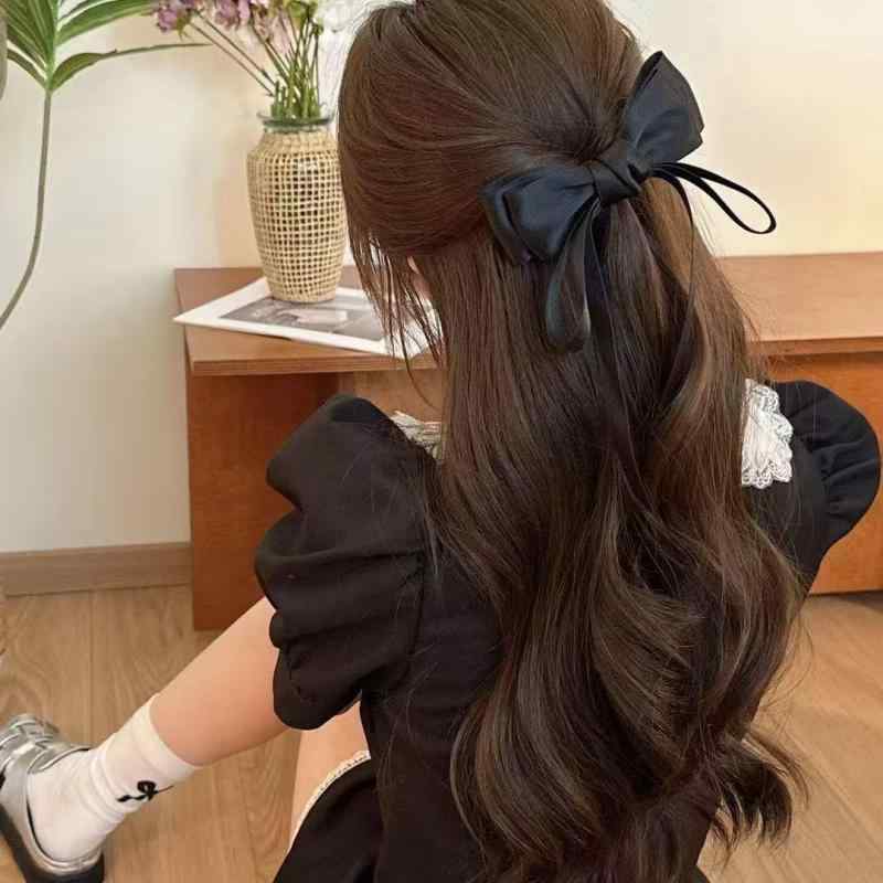 ・カテゴリ: ヘアアクセサリー・タイプ: バレッタ・素材: 布、綿・デザイン: リボン、黒のリボンび・対象: レディース・加工技術: ハンドメイド・スタイル: フェミニン、エレガント