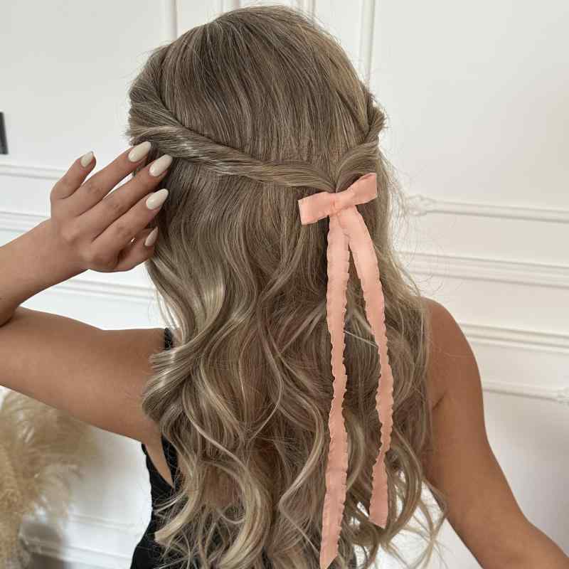 ・カテゴリ: ヘアバンド・主な素材: 布・スタイル: スタイル：フェミニン、スウィート・カラー展開: F704A、F704B、F704C・デザイン要素: リボン