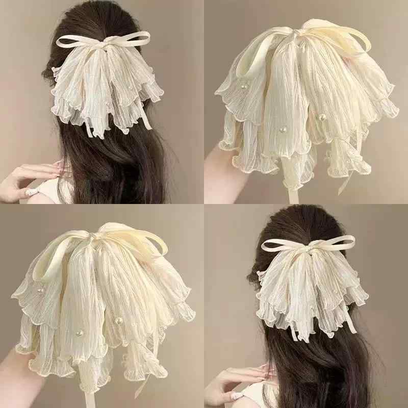 ・カテゴリ: ヘアアクセサリー・スタイル: フェミニン・主な素材: 混合素材・デザイン: パール装飾・タイプ: バンスクリップ・カラー展開: ベージュ、ブルー・対象: レディース