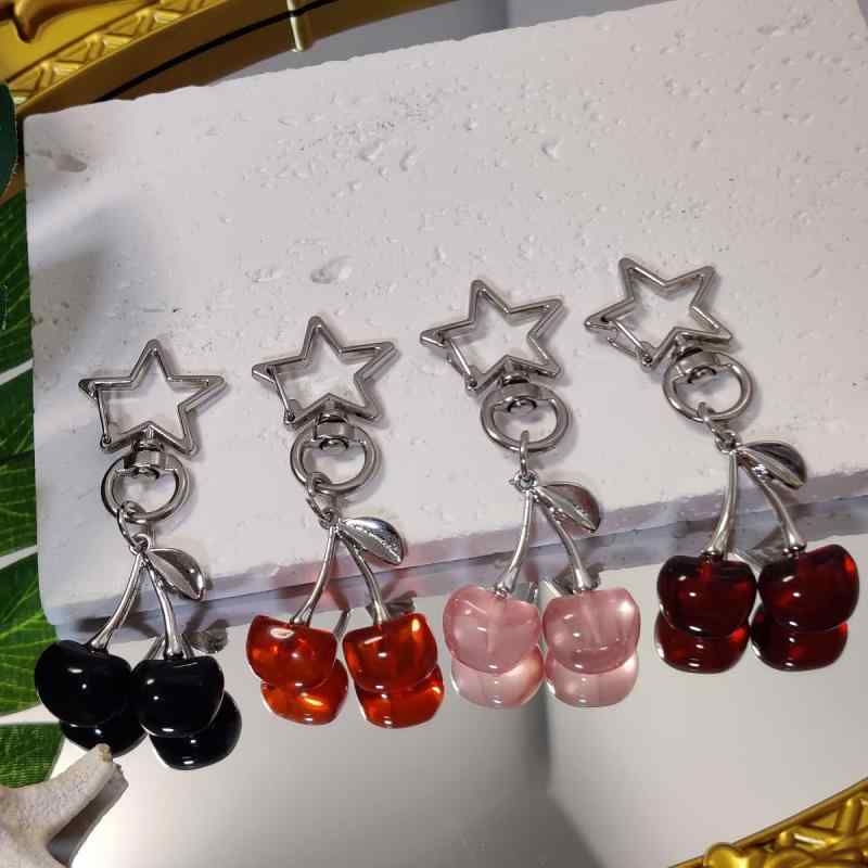 ・加工: 電鍍・素材: プラスチック、樹脂・カラー展開: ブラック、レッド、ダークレッド、ピンク、レッドスターチャーム、ブラックスターチャーム・スタイル: バッグチャーム・柄: 植物花卉・トレンド要素: チェリー・スタイル分類: 爽やか、フ...