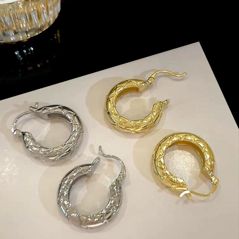 ・素材: 合金・デザイン: 幾何学的・処理技術: 電気メッキ・カラー展開: シルバー、ゴールド・トレンド要素: チェック柄・スタイル: 爽やかで甘い・カテゴリ: 耳飾りりり・対象: レディース