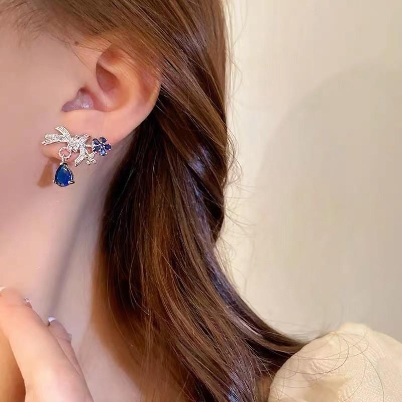 ・カテゴリ: 耳飾りりり・スタイル: フェミニン・主な素材: 金属・モチーフ: リボン・カラー展開: ブルー・デザイン: 花、水滴、植物・対象: 女性