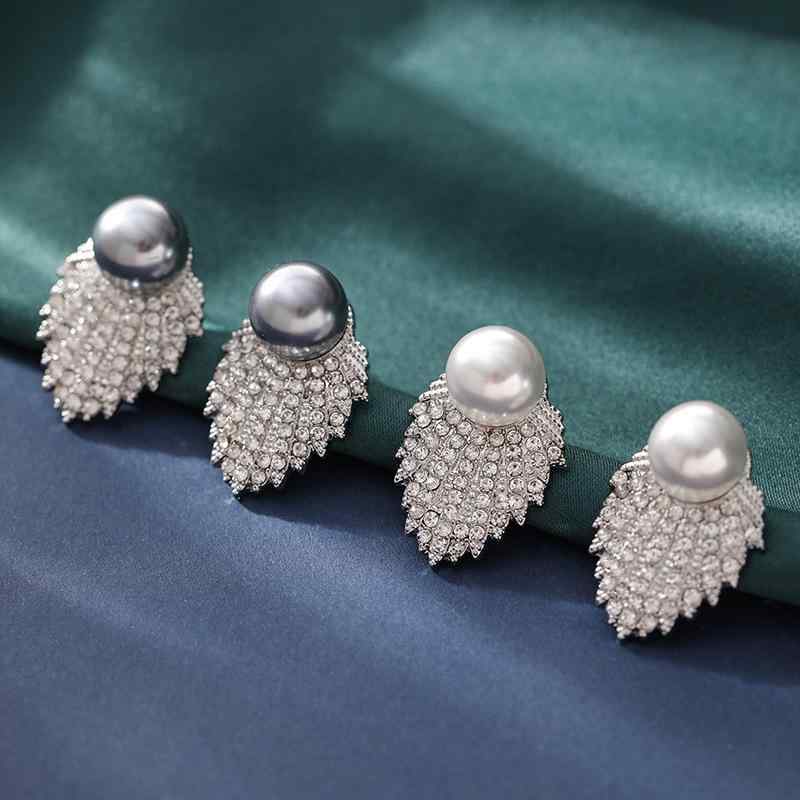 ・カテゴリ: 耳飾りりり・スタイル: シンプル、ファッション通勤・素材: 金属・形状: 幾何学型・処理技術: 電気メッキ・デザイン要素: パール、自然・カラー展開: グレー、ホワイト・対象: 女性用