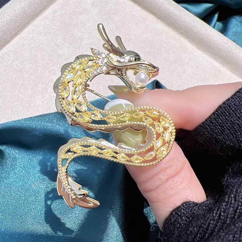 ・カテゴリ: 胸針・スタイル: レトロ、中華風・主な素材: 銅（24金メッキ）、貝パール・サイズ: 50mm×44mm・デザイン: 龍（干支）・カラー: ゴールド、ホワイト・用途: 記念、装飾、結婚式、ギフト、防犯（チラ見え防止）