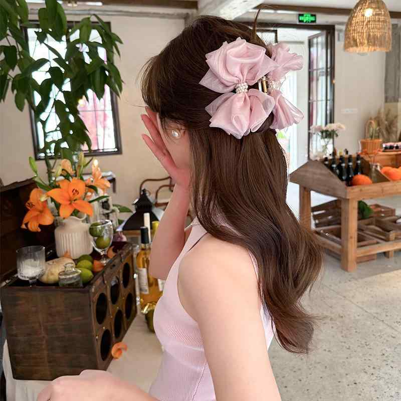 ・カテゴリ: ヘアアクセサリー・素材: 布・加工技術: り・ヘアクリップ分類: バンスクリップ・カラー展開: グリーン、シャンパン、ピンク、ブラック・スタイル: フレンチガーリー・スタイル分類: 爽やか、フェミニン・対象: レディース・デザ...