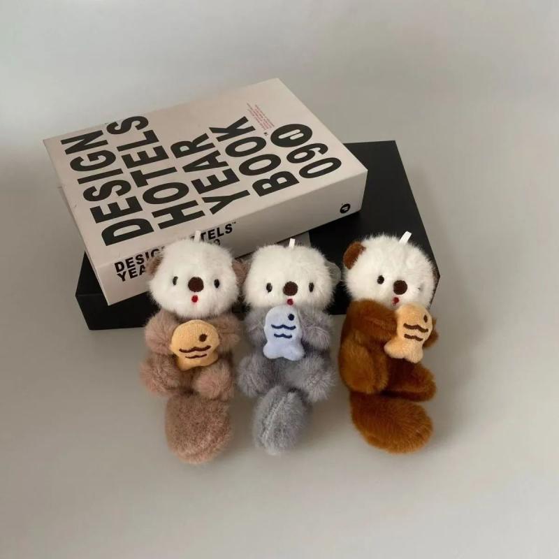 ・カテゴリ: ぬいぐるみ・主な素材: ぬいぐるみ生地・モチーフ: 動物・カラー展開: カーキ、グレー、ブラウン・サイズ展開: ビーズチェーン、ゴールドキーホルダー・対象年齢: 15歳〜35歳