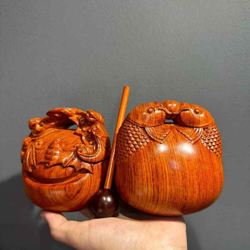 ・カテゴリ: 置き物・スタイル: 和風・主な素材: 木・カラー展開: 花梨精雕双魚款（7*6*4.5cm）、黒檀精雕双魚款（7*6*4.5cm）、花梨精雕双魚款（12*12*9cm）、花梨精雕双魚款（18*17*12.5cm）、花梨精雕三蝠...
