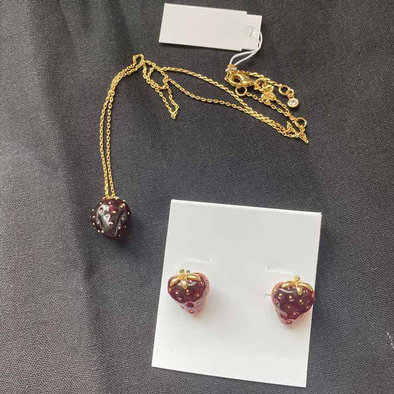 ・カテゴリ: セット（耳飾り・ネックレス）・スタイル: シンプル、ファッション通勤・主な素材: 金属・対象: レディース・チェーンの種類: ボールチェーン・ペンダント素材: その他・柄: イチゴ・カラー展開: ピアス、ネックレス・デザイン特...