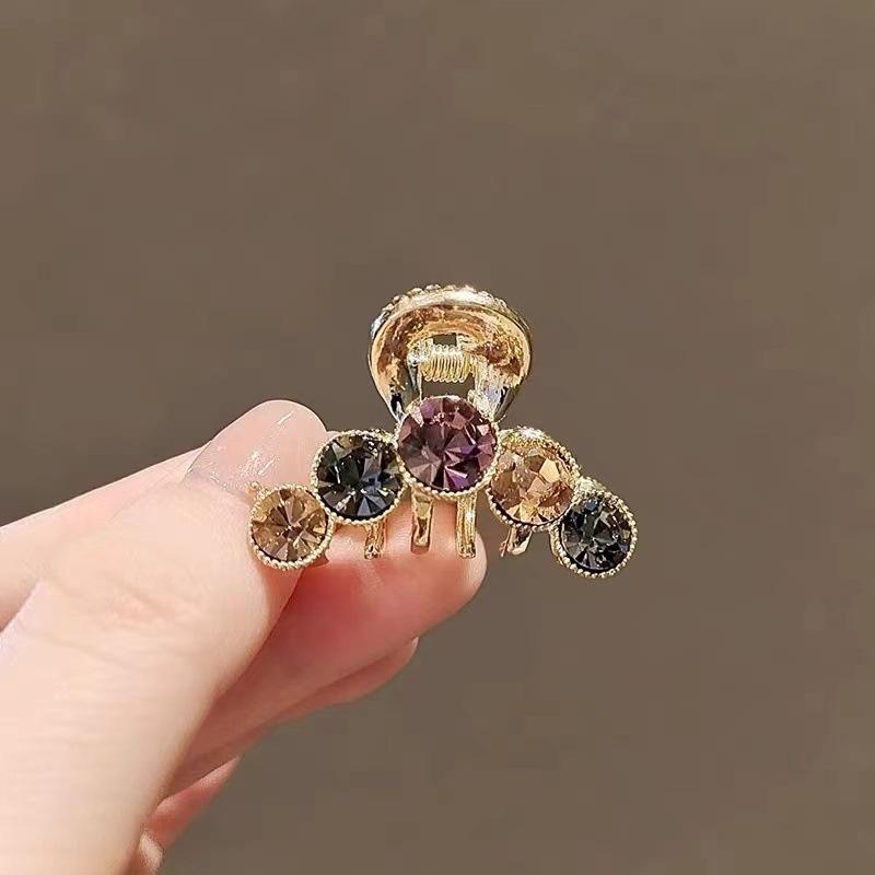 ・素材: 合金・加工技術: 電気メッキ・ヘアクリップ分類: バンスクリップ・カラー展開: ゴールドパール・トレンド要素: 円形、幾何学・スタイル: 清新甘美・カテゴリ: ヘッドドレス・対象: 女性用