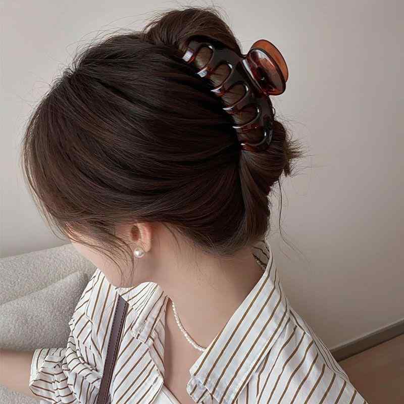 ・カテゴリ: ヘアアクセサリー・主な素材: アクリル・加工技術: ハンドメイド・ヘアクリップタイプ: バンスクリップ・デザイン: かぼちゃ型、べっ甲風、琥珀風・カラー展開: マットブラック、艶ありブラック、マットべっ甲、艶ありべっ甲、マット...