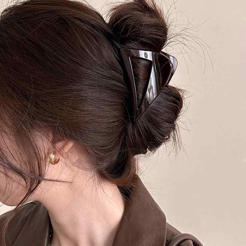 ・カテゴリ: ヘアアクセサリー・スタイル: 韓国風・素材: アクリル・仕上げ加工: 焼付塗装・ヘアクリップ分類: バンスクリップ・カラー展開: マットブラック・デザイン特徴: 三角形、幾何学・スタイル分類: フェミニン・スウィート・対象: 女性用