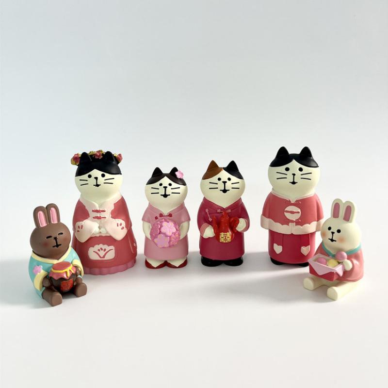 ・カテゴリ: キャラクター・スタイル: カートゥーン風・主な素材: 合成樹脂、プラスチック、樹脂・カラー展開: 中式新郎猫、中式新娘猫、婚礼屏風、中式伴娘猫、中式伴郎猫、喜酒灰兔、喜糖白兔、母親猫、父親猫、花灯籠、中式椅子、桂花茶猫、スカー...