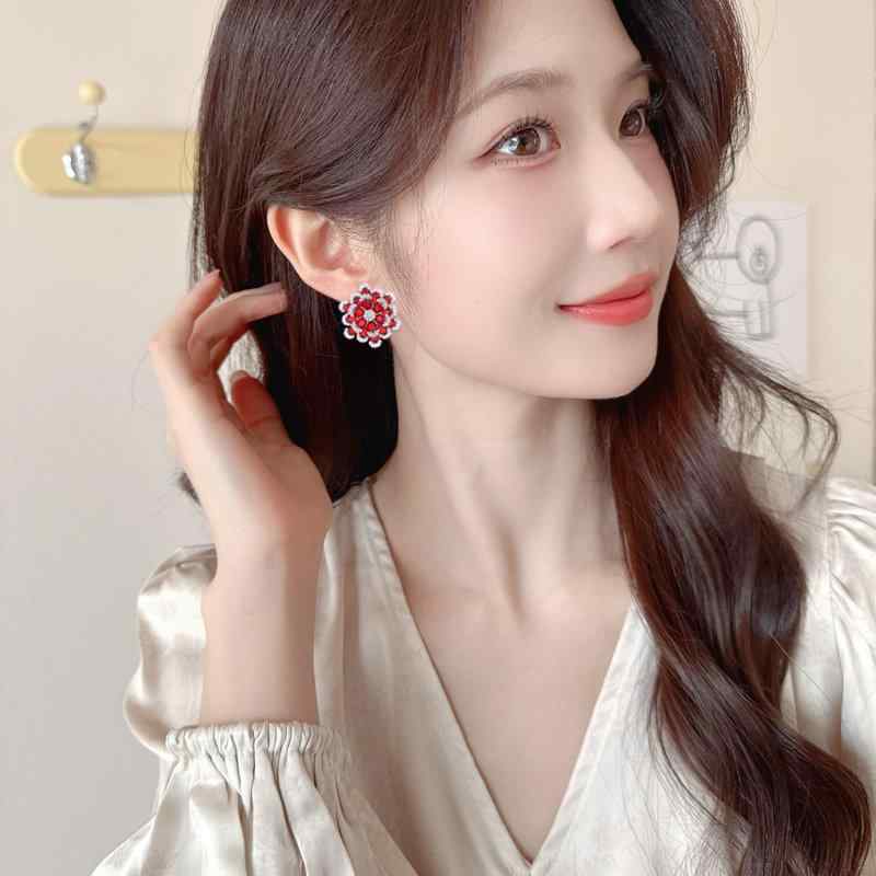 ・カテゴリ: 耳飾り・主な素材: 銅・耳針素材: 925銀・デザイン: 花柄・加工技術: 電気メッキ・スタイル: きれいめ、ファッション・カラー展開: レッド、パープル、シルバー、ブルー、パープル+レッド、グリーン・対象: レディース