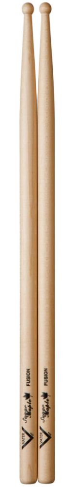 グリップ径は5Aと5Bの間。緩やかなテーパーと小さなラウンドチップで非常にバランスが取れています。 「Vater Sugar Maple Fusion モデルは、私の右手が腕に感じられるのと同じくらい快適です。それは単に私の体の延長のようで...