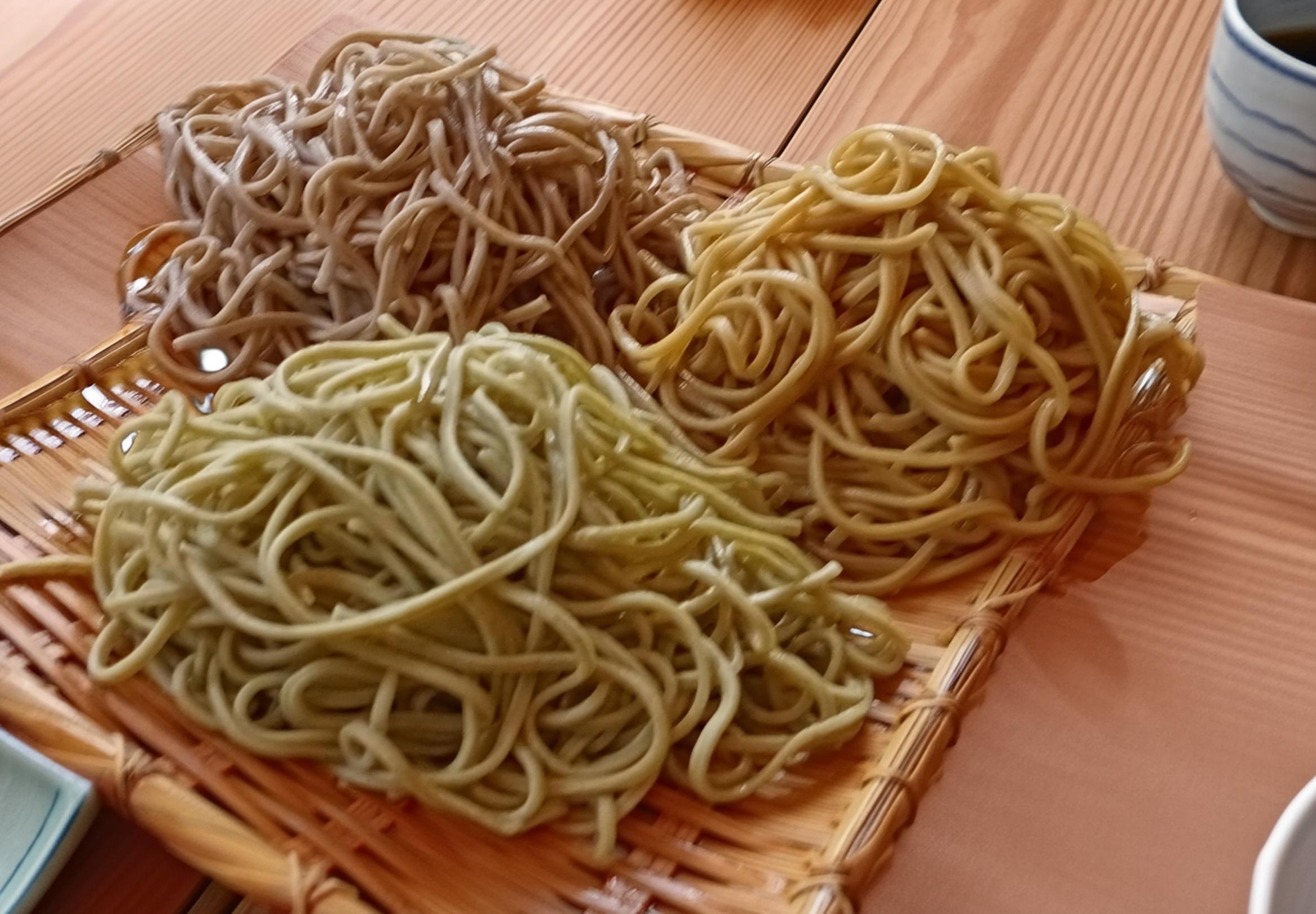三色蕎麦食べ比べセットは、若葉せいろう、田舎そば、韃靼そばの三種類の蕎麦を楽しむことができる贅沢なセットです。それぞれの蕎麦は、異なる風味と食感を持ち、食べ比べることで蕎麦の奥深さを堪能できます。若葉せいろうは爽やかな香りが特徴で、田舎そば...