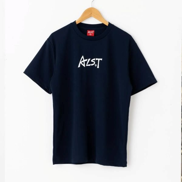 ■商品説明 ALSTオリジナルのバレーボールをイメージしたグラフィックを背面にグラデーションプリント。 フロントは小さめなロゴプリントでレシーブ練習でも引っかからないことを考慮したデザインです。 季節に関係なくガンガン着れるポリエステル10...