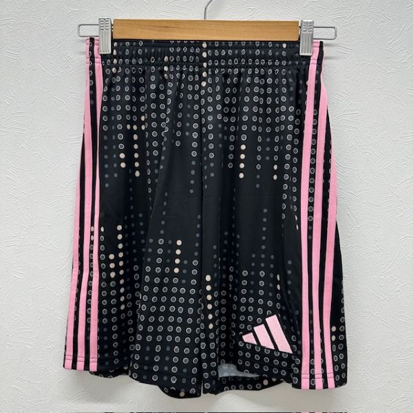 ◆商品説明◆ ハンドボール用 ソブエオリジナルパンツ3 ◆カラー◆ ブラック×ピンク ◆素材◆ ポリエステル100％ ◆サイズ◆ M　ウエスト　32　総丈　47　股下 18 L　ウエスト　34　総丈　48　股下 18 XL　ウエスト　36　...